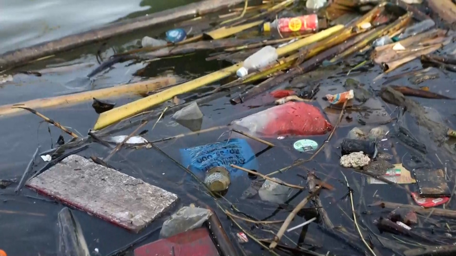 Los residuos plásticos se acumulan en las orillas de los ríos de Indonesia