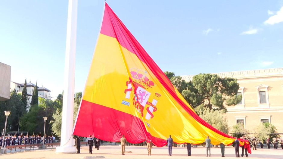 El solemne izado de la bandera de España en Colón por San Isidro