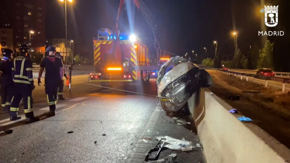 Herido el conductor de un vehículo totalmente destrozado en un accidente en la M-30 de Madrid