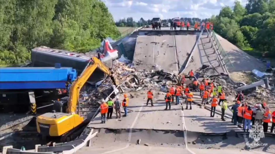 Continúan las labores de limpieza tras el desplome de dos puentes en Rusia