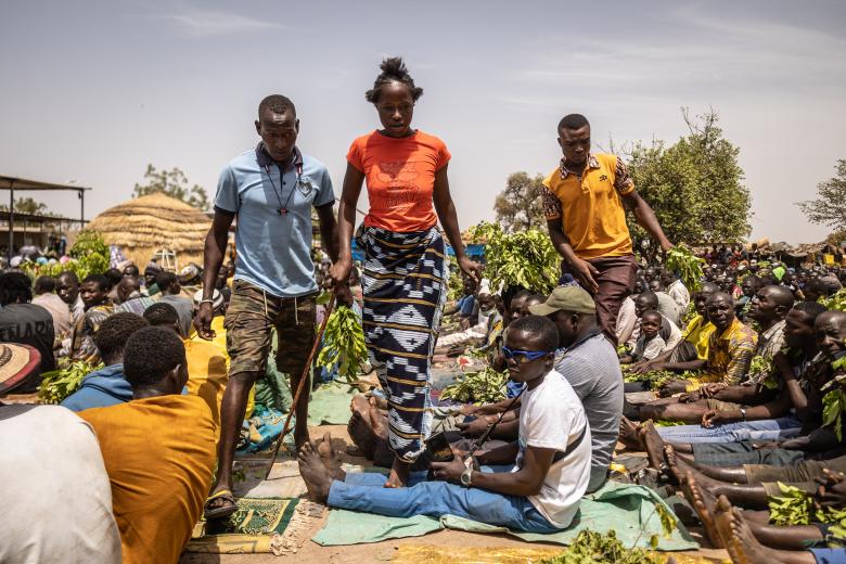 Adja, la joven curandera que atrae a los espíritus malignos y a los ...
