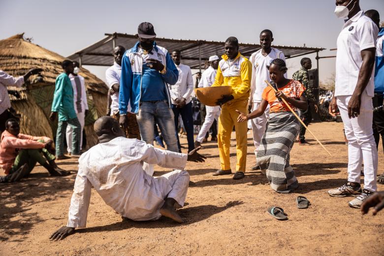 Adja, la joven curandera que atrae a los espíritus malignos y a los ...