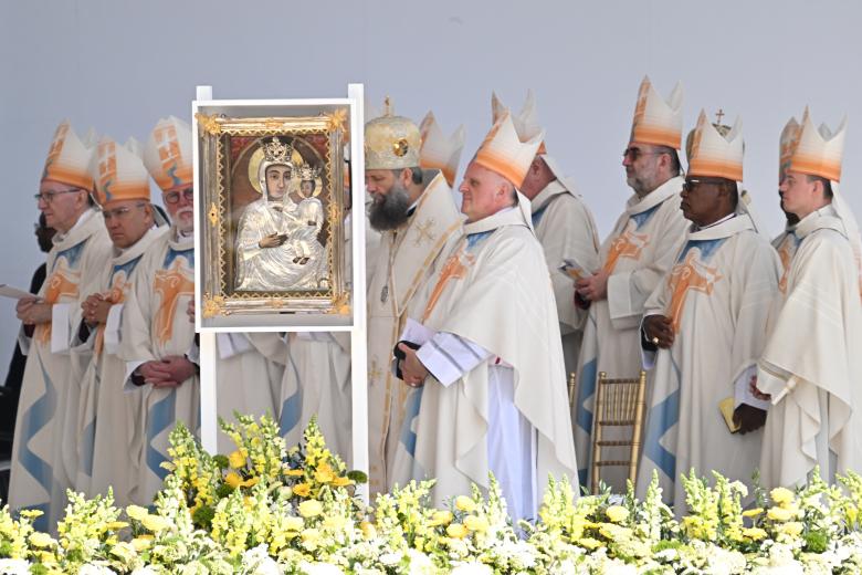 Francisco oficia una misa en Budapest ante 50.000 personas