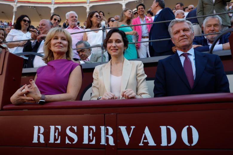 El brindis de Ayuso y su saludo con la mujer de Almeida en la tarde de ...