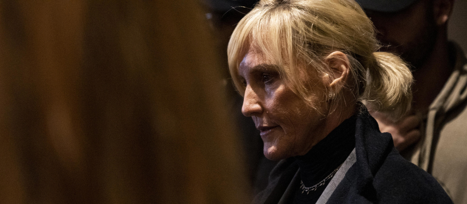 La activista Erin Brokovich acusa a Biden de «encubrir» el desastre ...