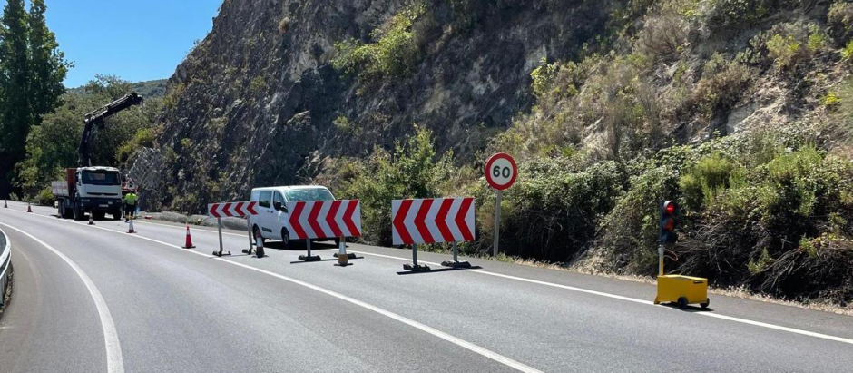 La Junta protege un talud vertical en la carretera a Priego