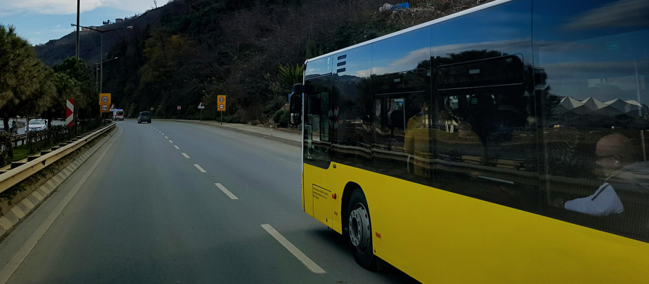 Tirotean dos autobuses que se dirigían a Santiago de Compostela
