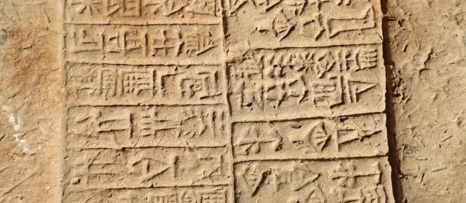 Irak recupera una tablilla de un rey asirio de gran valor arqueológico ...