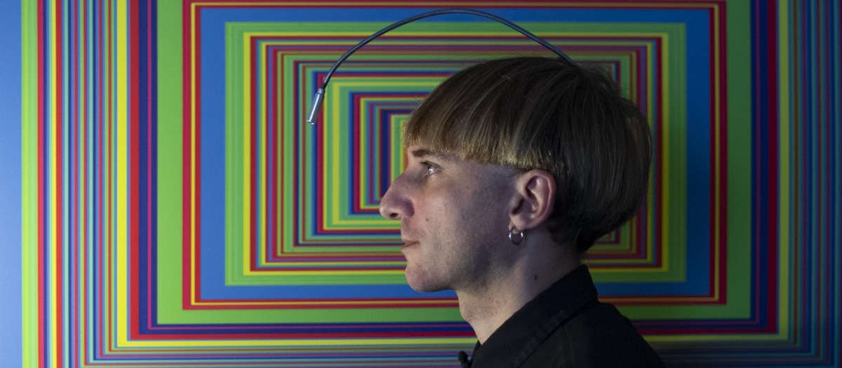 El artista con antena que escucha los colores