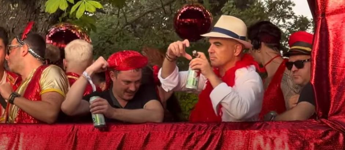 Cerveza en mano, fumando un puro y con una boa roja: el presidente de ...