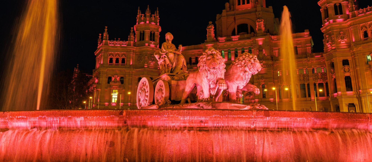 La Cibeles de Madrid se vuelve carmesí por los 56 años de Felipe VI