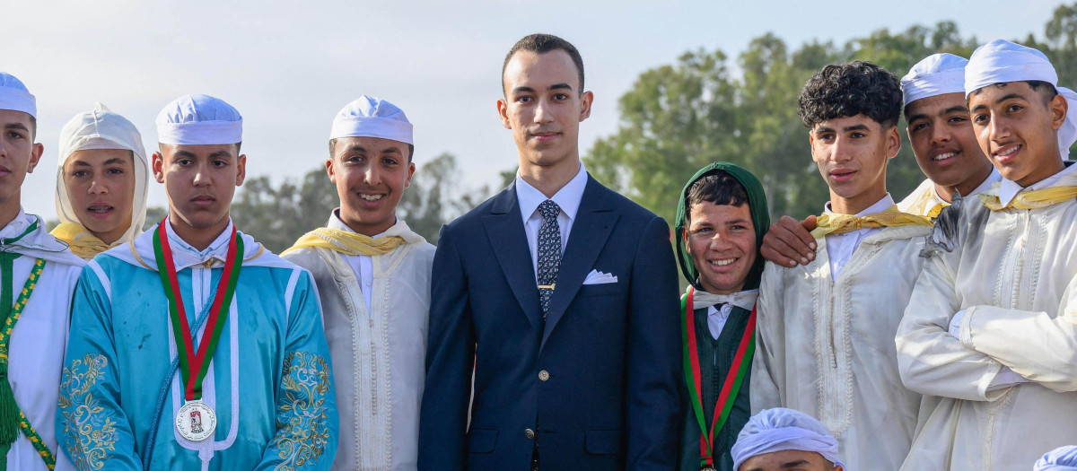 Moulay Hassan de Marruecos retira la mano en el besamanos: ¿descortesía ...