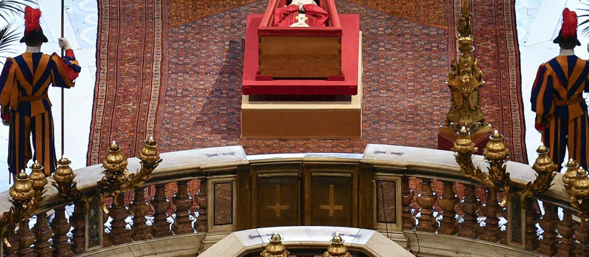 Por qué se han visto dos cruces invertidas junto al ataúd del Papa