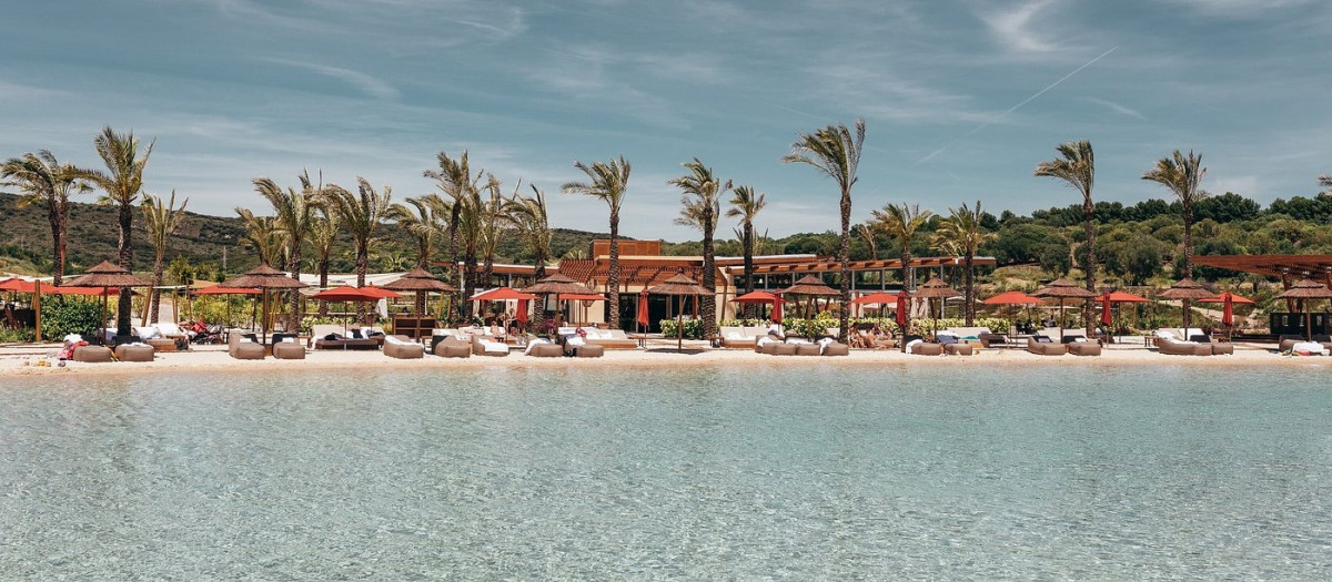 Cádiz alberga la única playa privada de España: tiene arena, palmeras y ...