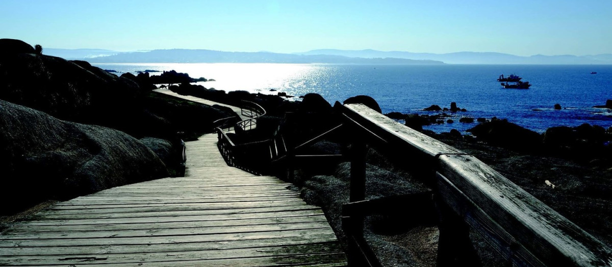 Una ruta entre ruinas militares, rocas y playas para disfrutar de la ...