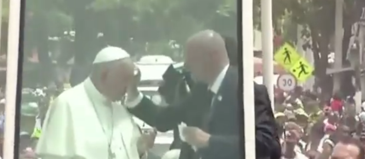 El accidente del papamóvil que le costó un chichón al Papa Francisco