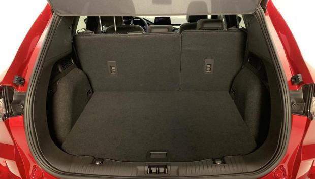 La función desconocida del tirador que tienen muchos coches en el maletero