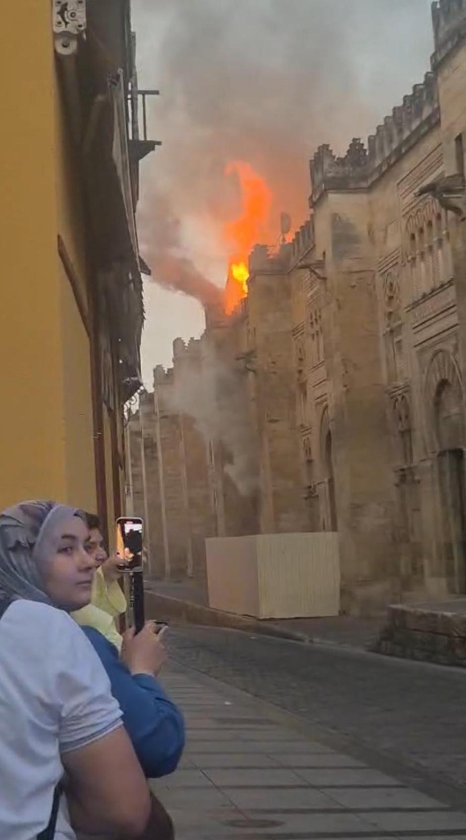 Extinguido el incendio de la Mezquita de Córdoba que comenzó en un almacén de las capillas de ...