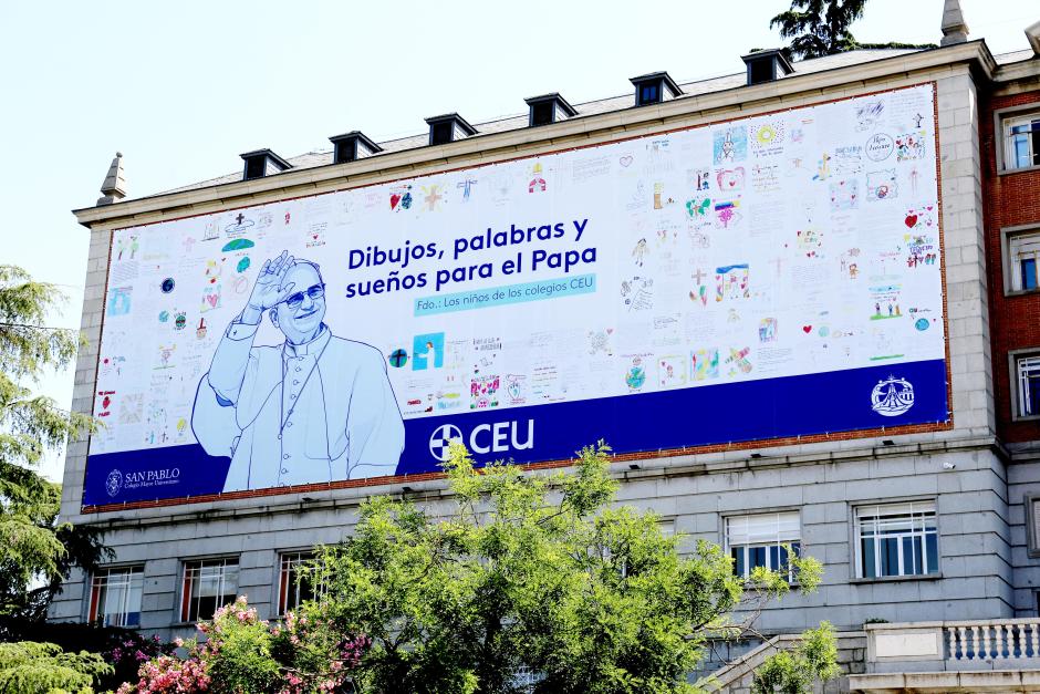 El CEU prepara la visita del Papa con una lona en su Colegio Mayor con ...