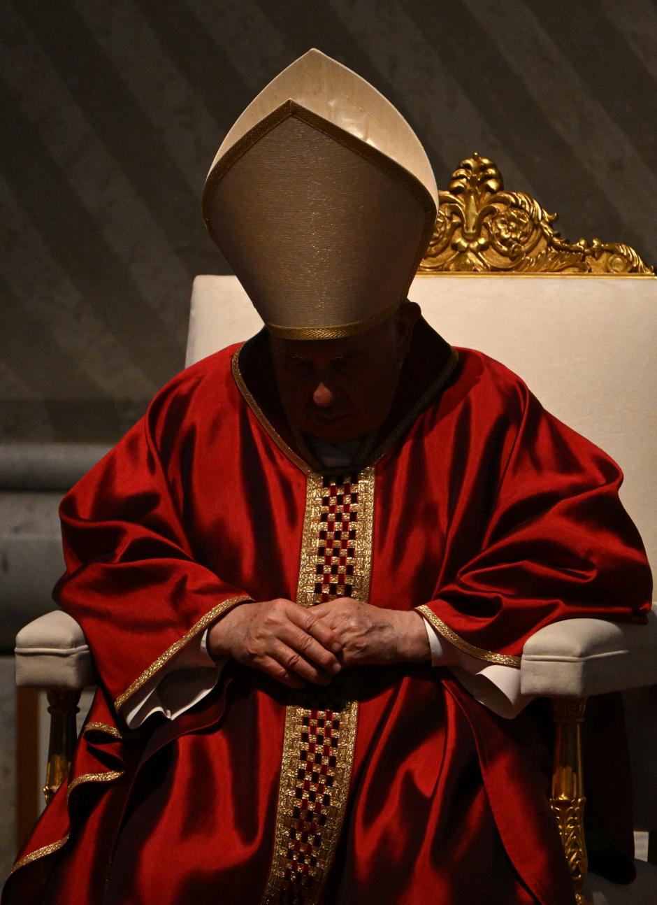 Los problemas de rodilla impiden al Papa postrarse en San Pedro por la ...