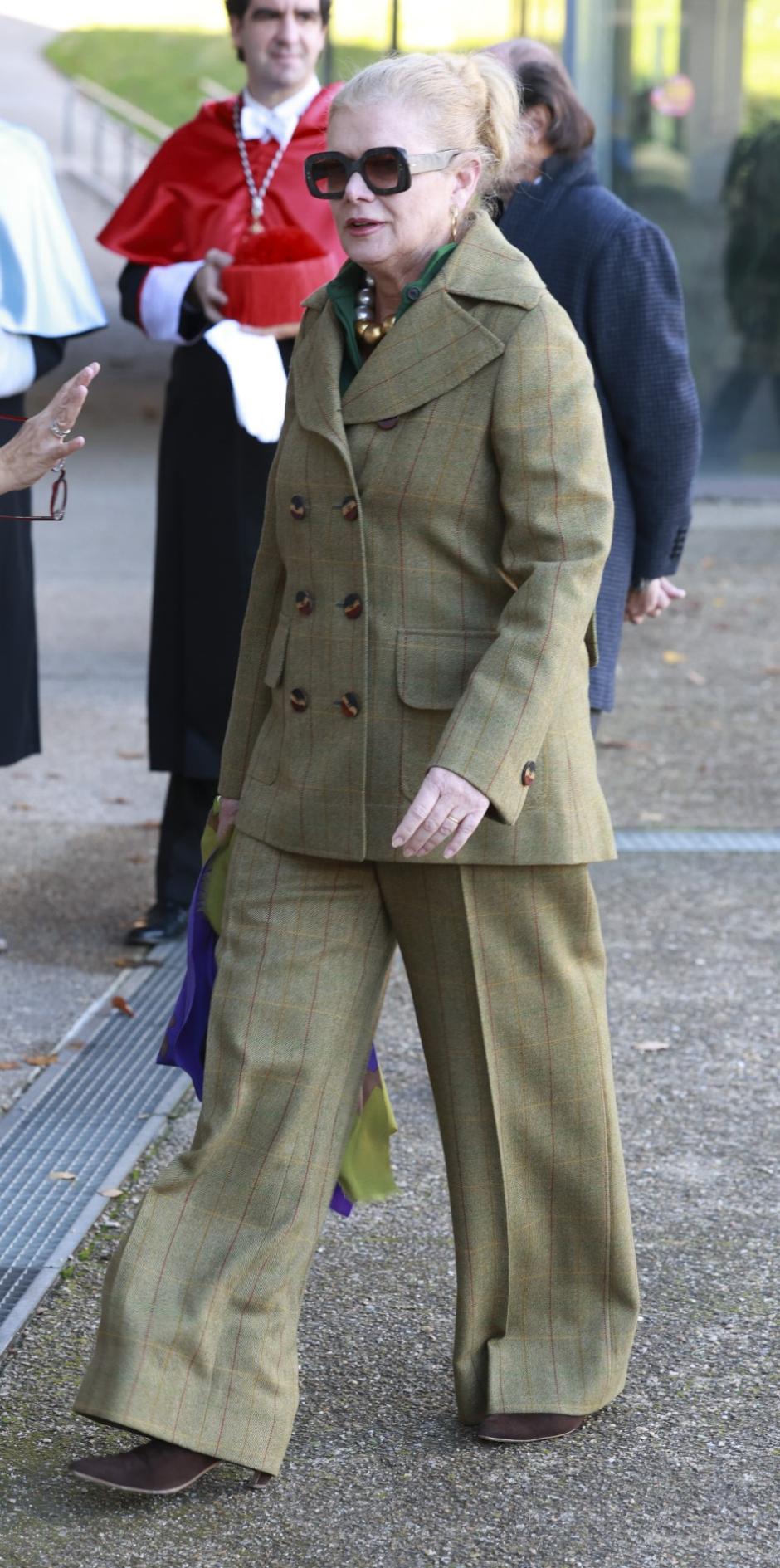 Lady Foster, a cuadros y con gafas para acompañar a su marido, Norman ...
