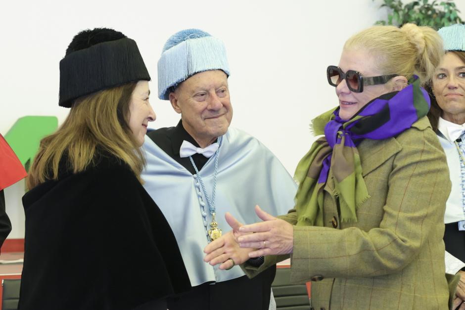 Lady Foster, a cuadros y con gafas para acompañar a su marido, Norman ...