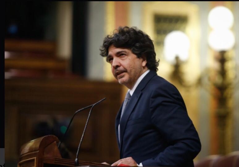 Mario Garcés, el político, escritor, músico y actor del Congreso