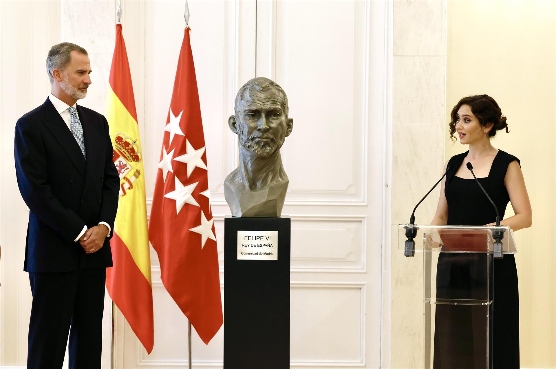 Felipe VI conoce el busto encargado por Ayuso para homenajear la labor ...