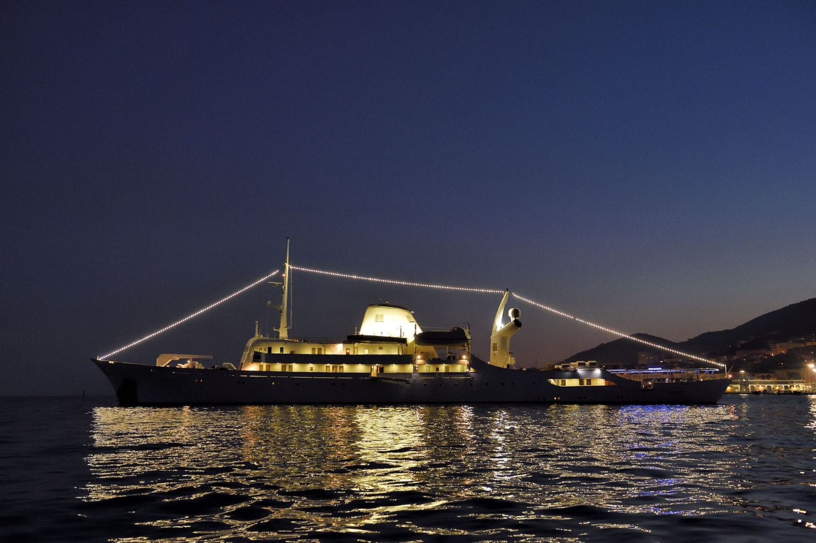 La legendaria arca de Onassis navega por el Mediterráneo