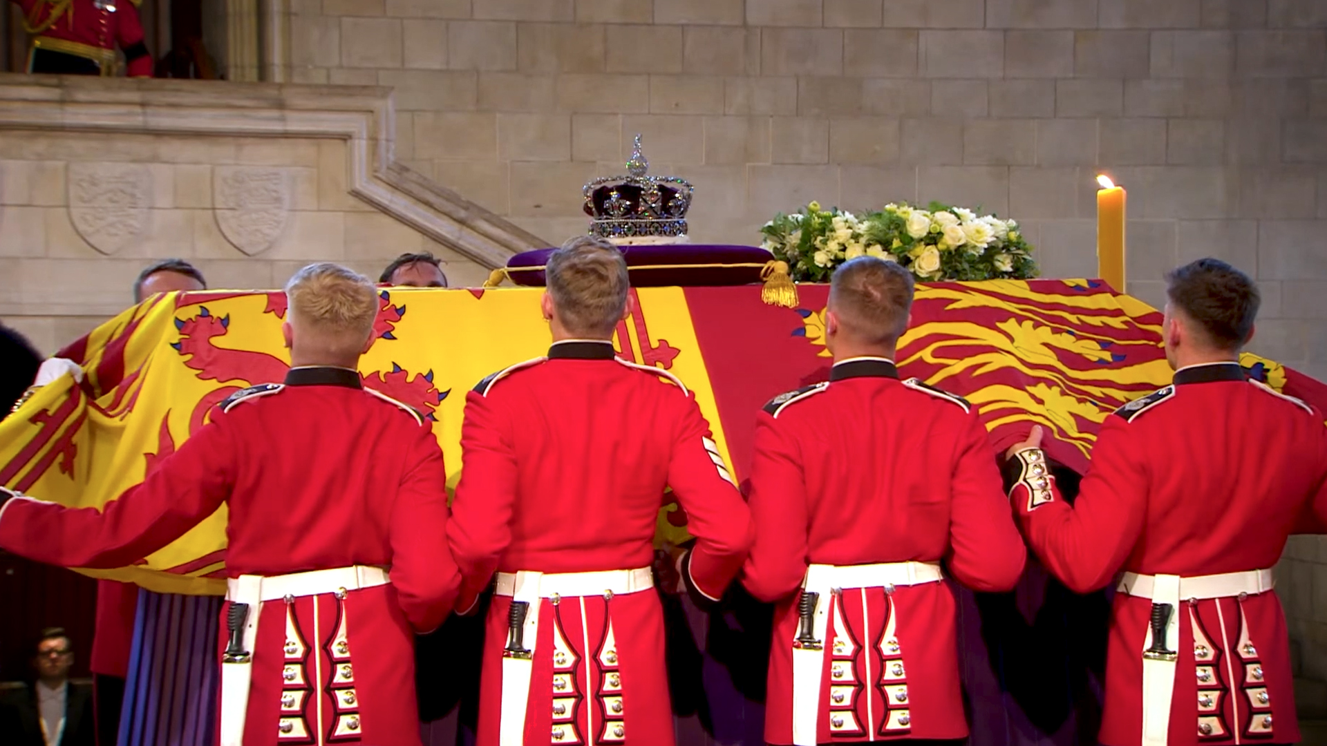 El féretro de Isabel II de Inglaterra ya se encuentra en el Palacio de ...