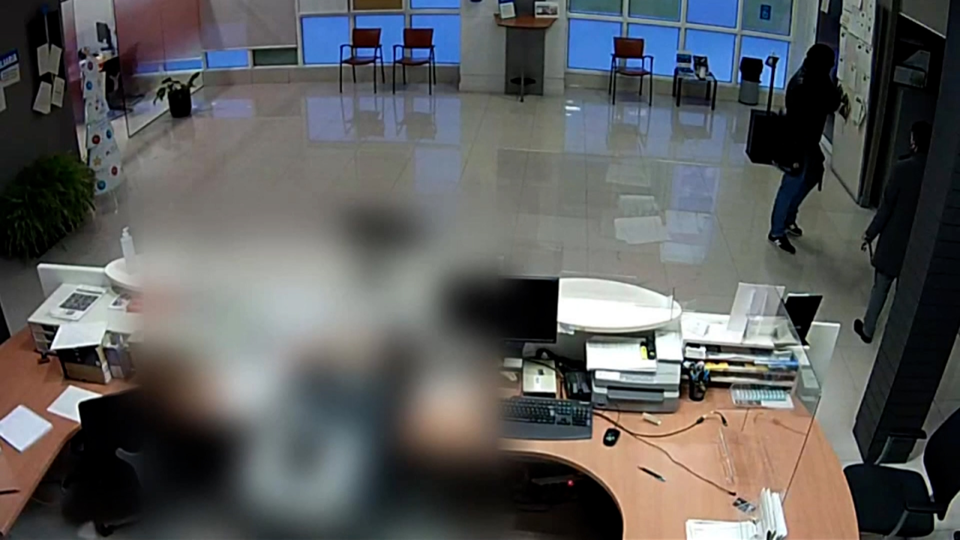 Las imágenes de los robos por robar 230.000 euros en los bancos de ...