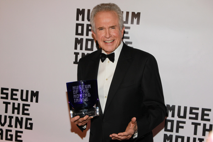 Demandan a Warren Beatty: en 1973 presuntamente obligó a una menor a ...