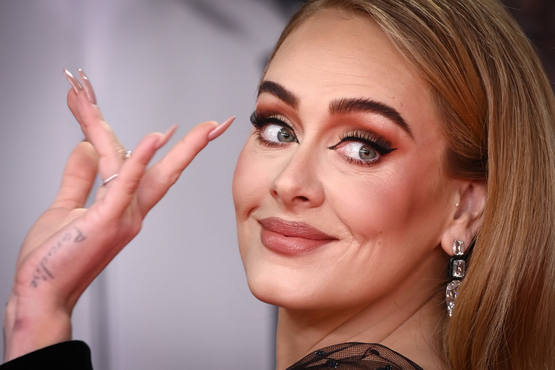 El fuerte dolor que le hace «caminar como un pato» a la cantante Adele