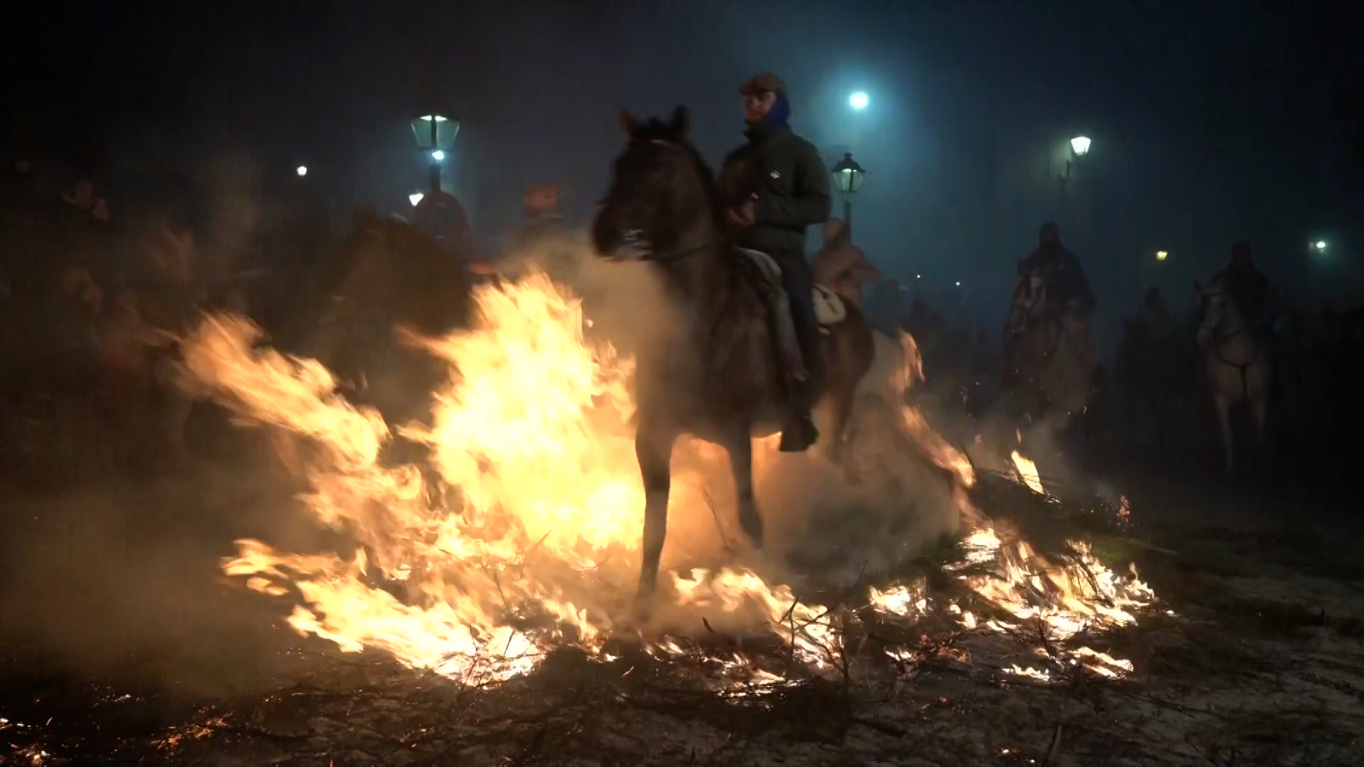 El rito ancestral que une a un pueblo de Ávila en torno al fuego: «No ...