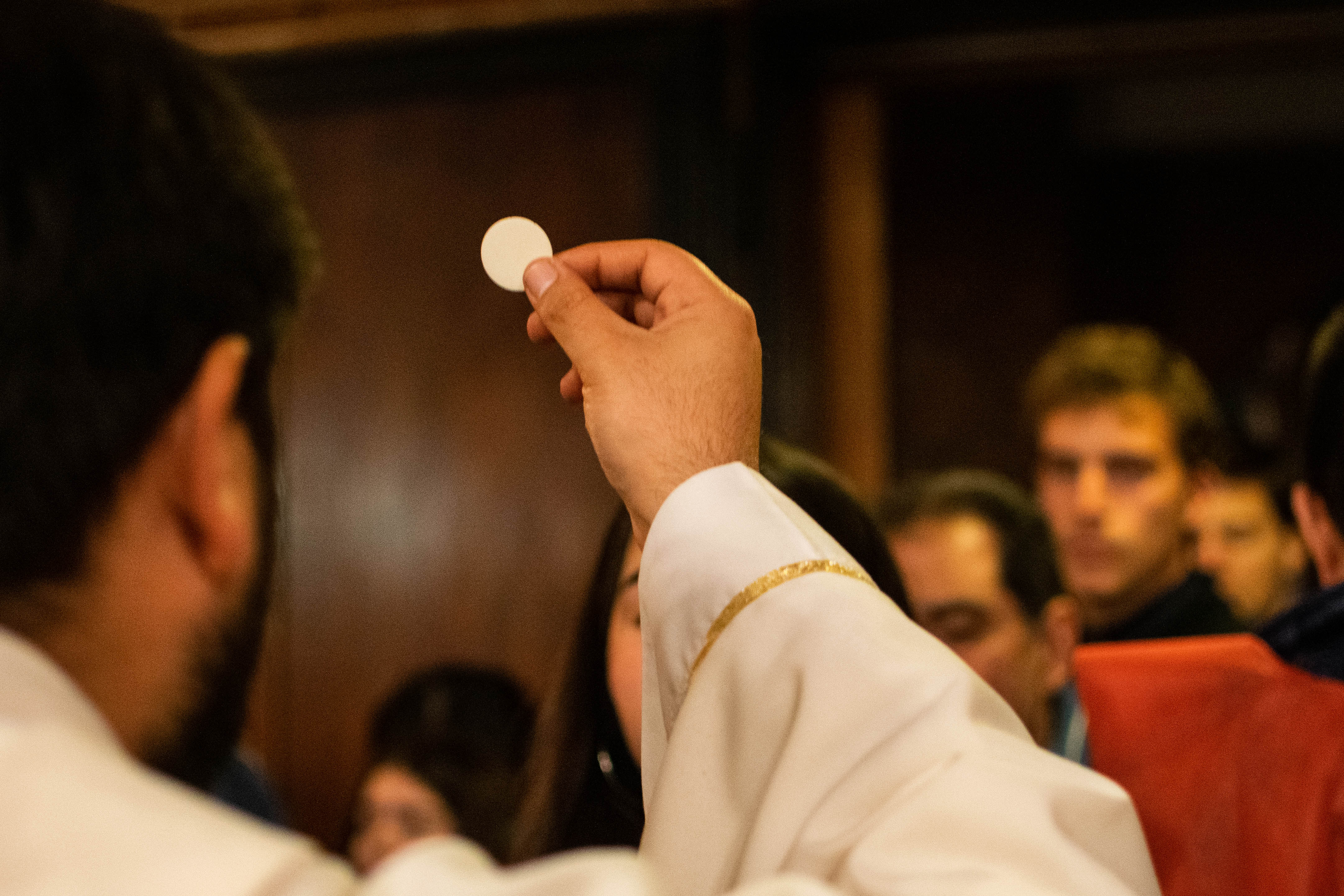 En la mano o en la boca: ¿cómo hay que comulgar?