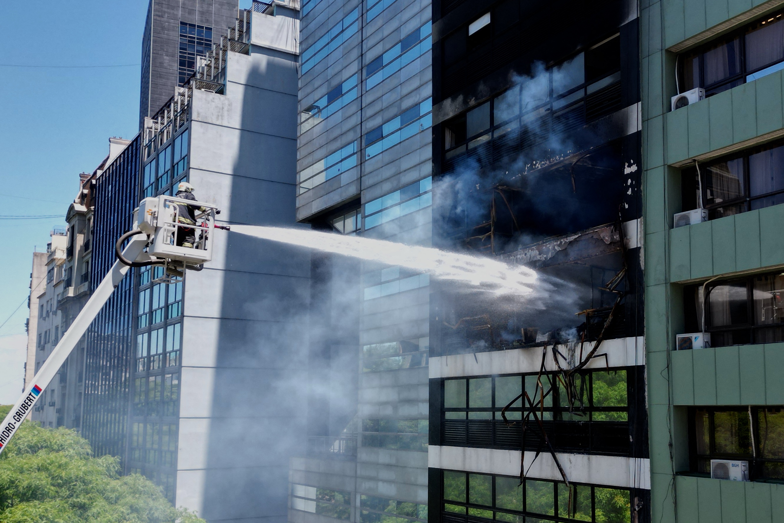 Un incendio en Buenos Aires asola varias plantas de un edificio junto a ...