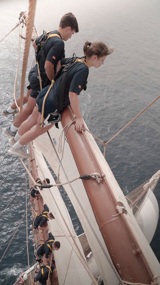 La difícil maniobra de las velas del Juan Sebastián de Elcano en el ...