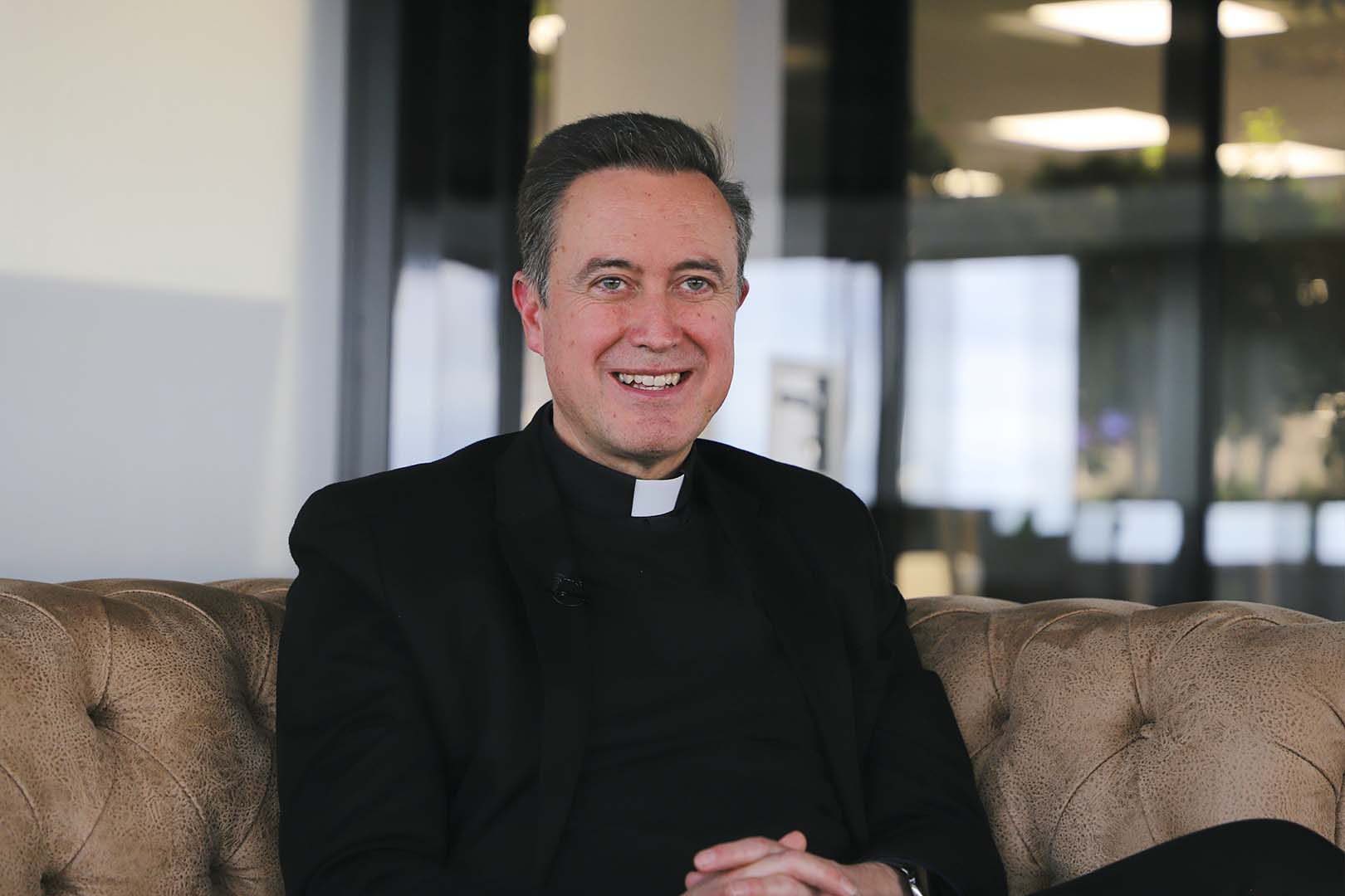 El cura rockero que dejó su banda para ayudar al obispo: «La música ...