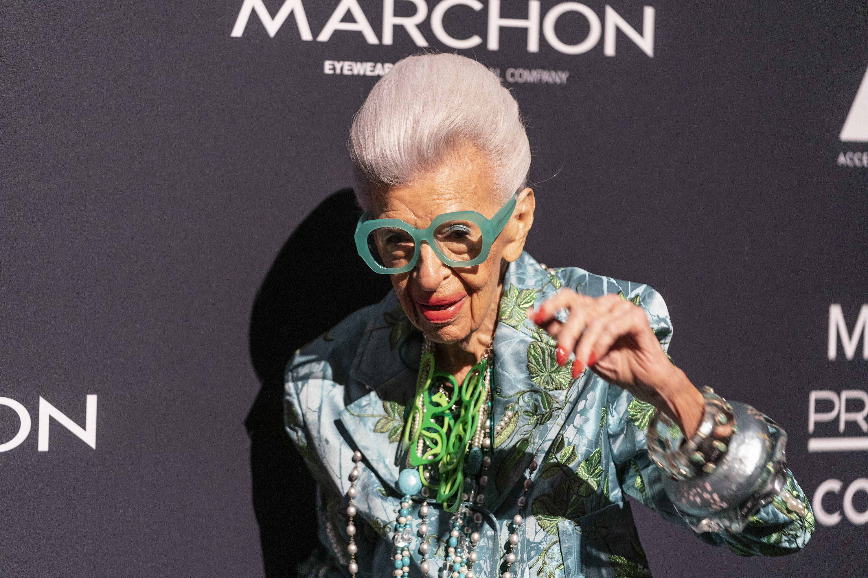Adiós a Iris Apfel a los 102 años, 'influencer' de la moda que empezó a ...