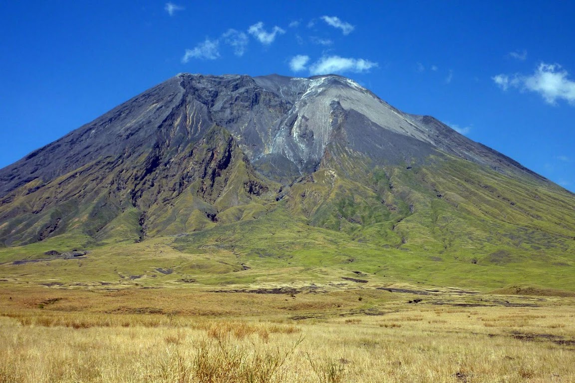 Así es el volcán más extraño del mundo: su lava es negra y procede ...