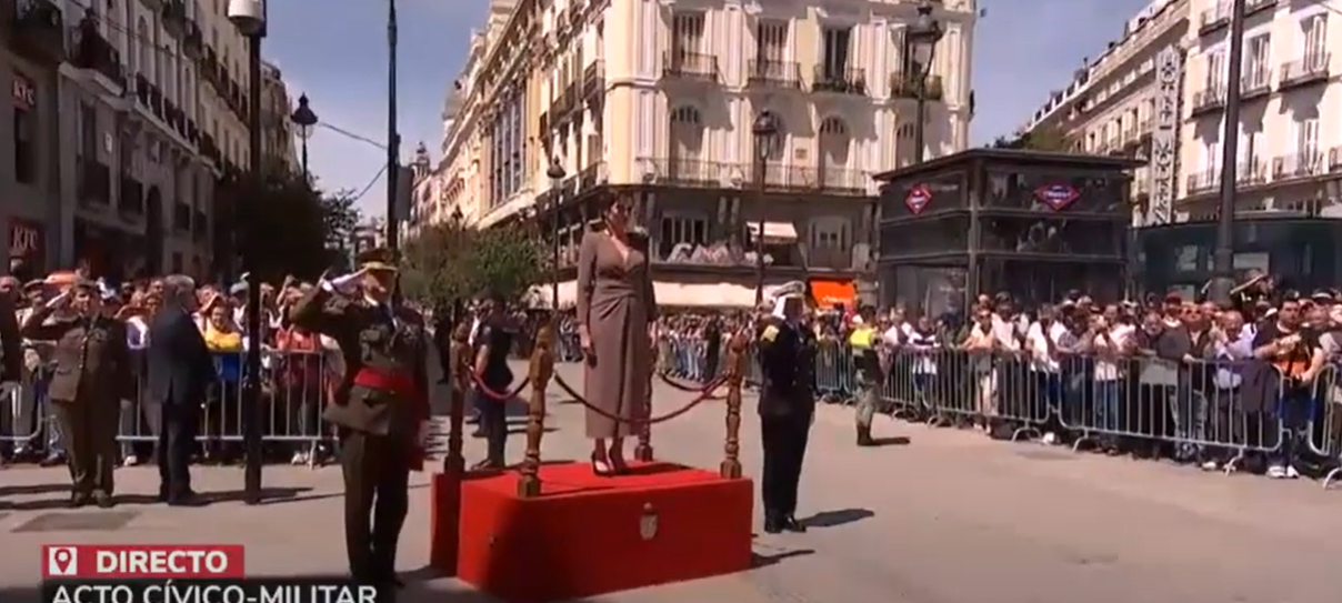 Por qué Ayuso estaba subida en una tarima en el desfile del 2 de mayo y no es la única ...