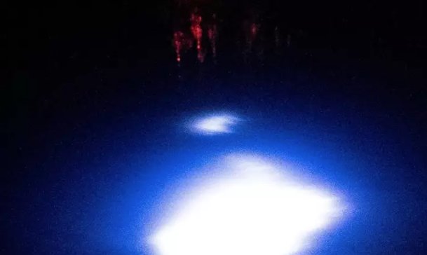 Avistan en el espacio un «duende rojo» de pleno verano