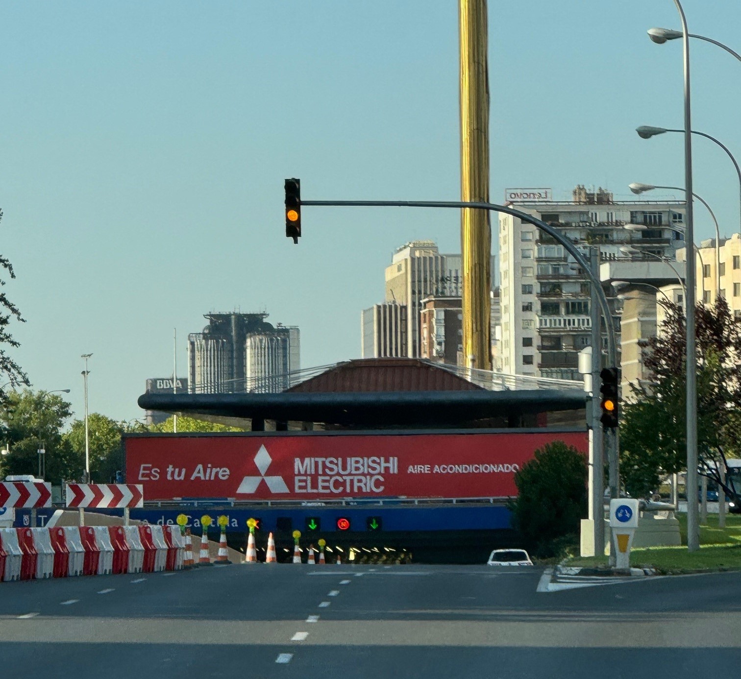 Así funcionan los semáforos de cuatro luces que ya te puedes encontrar en Madrid