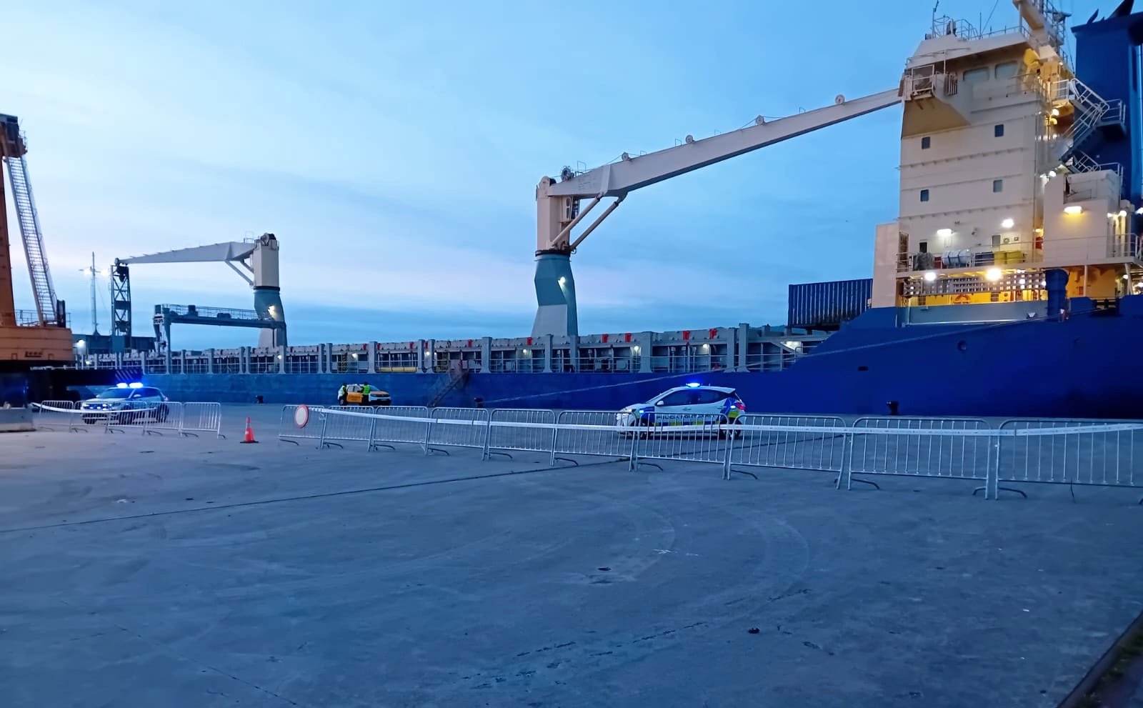 Un mercante con contenedores dañados cargados de obuses llega a Vigo al ...