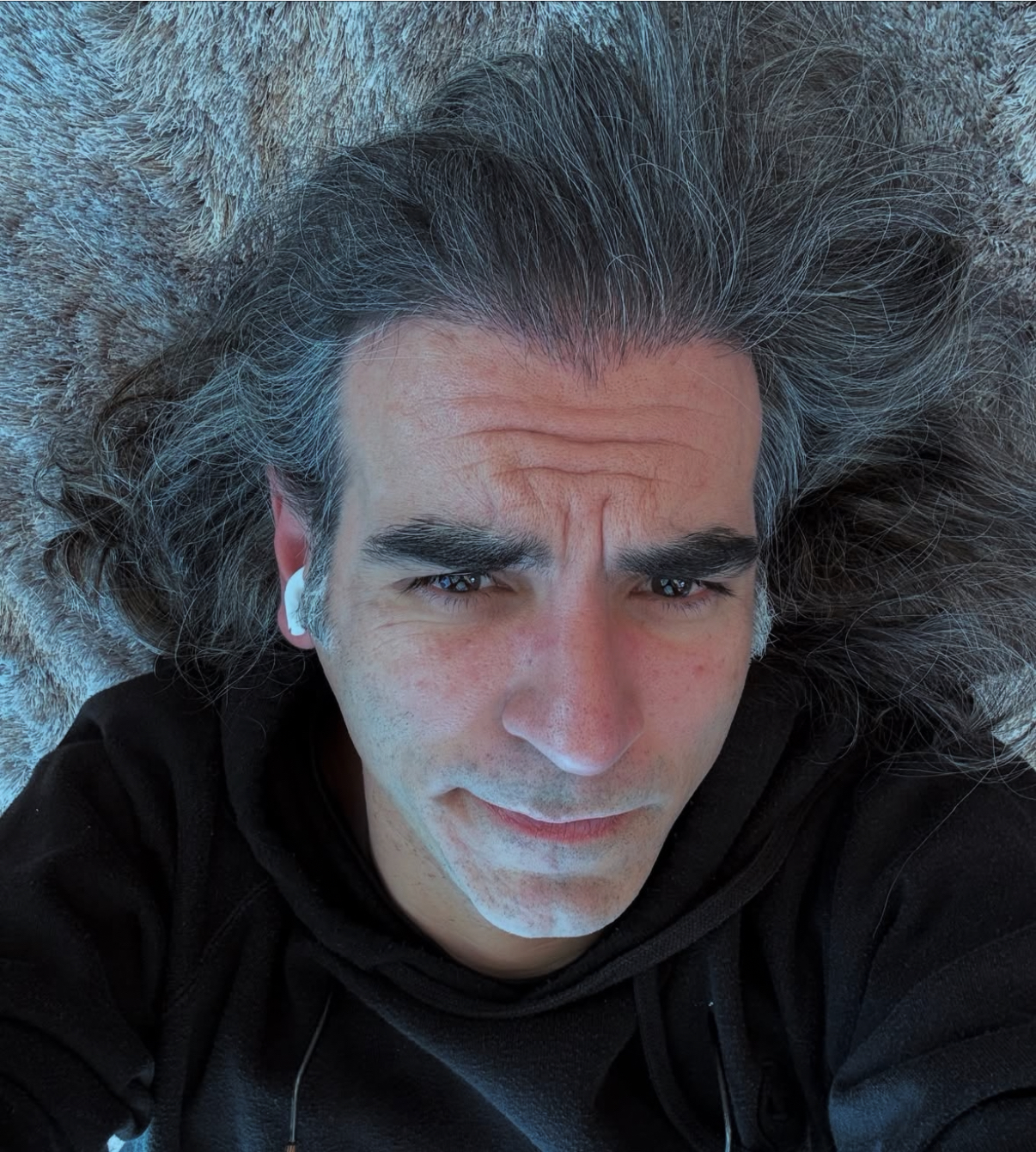 Chema Alonso presume de melena sin su famoso gorro