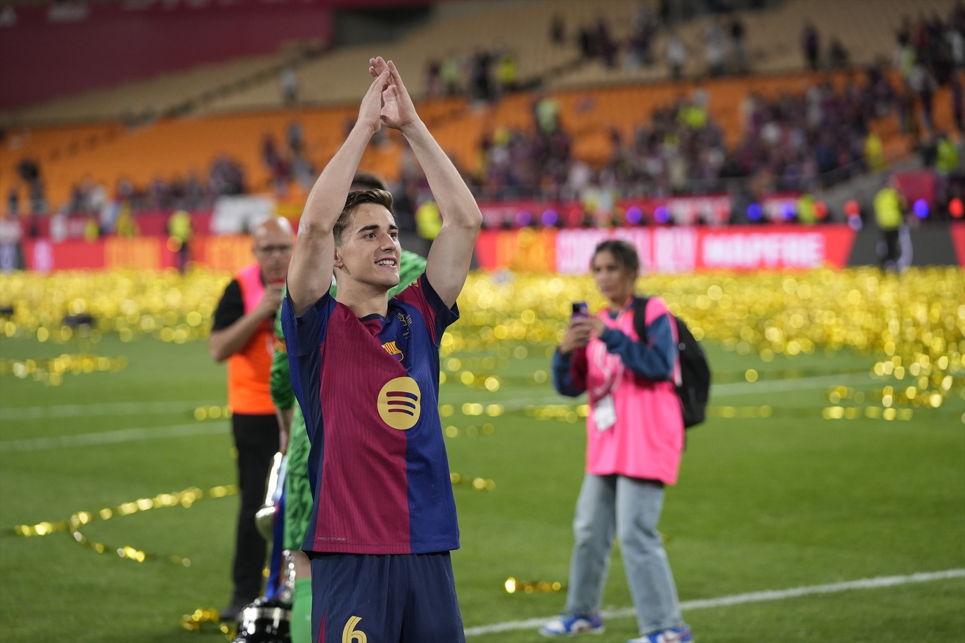 El feo gesto de Gavi con Asencio al burlarse de él durante la celebración de la Copa del Rey