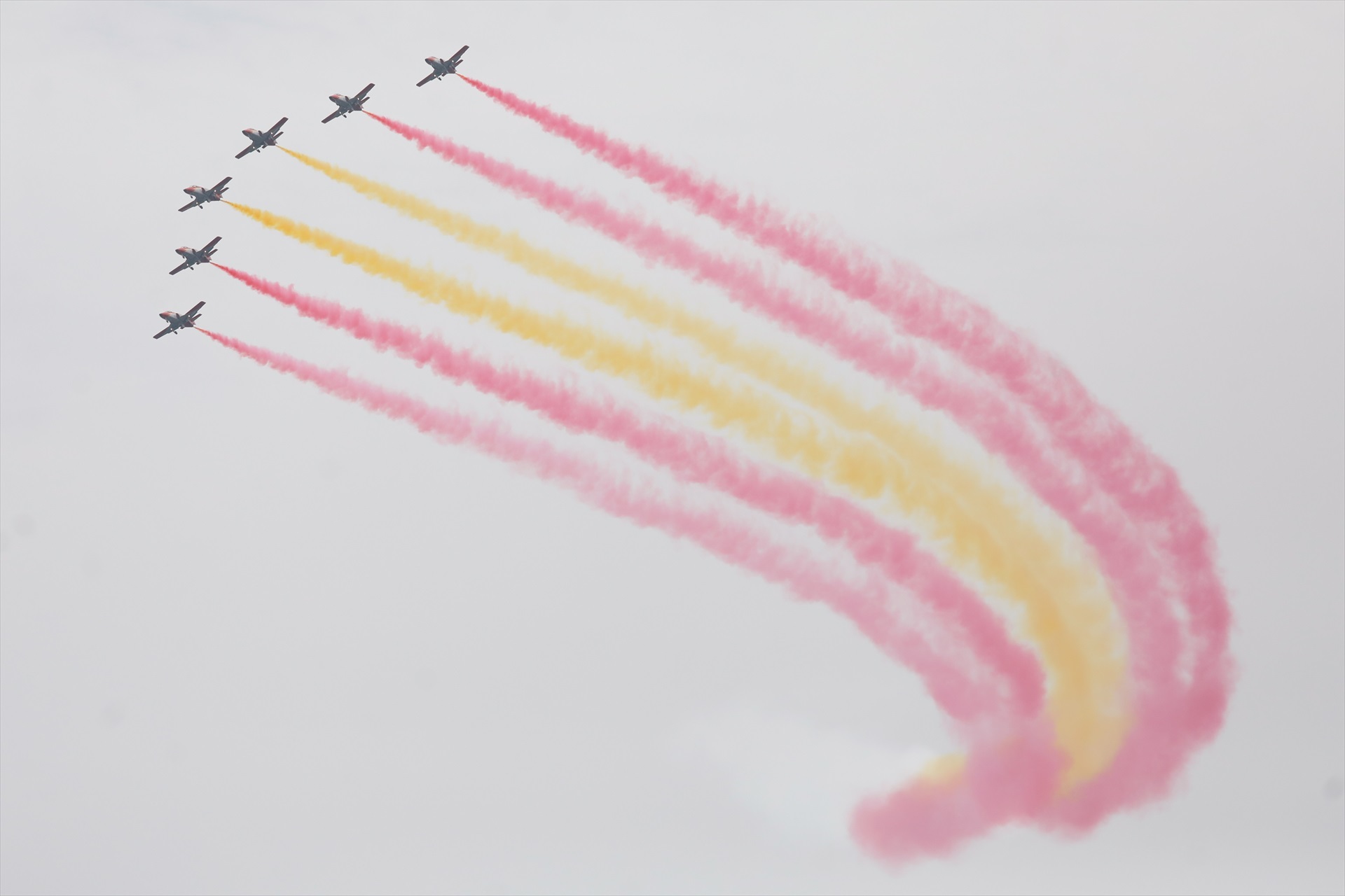 La espectacular exhibición aérea de la Patrulla Águila que ha presidido ...