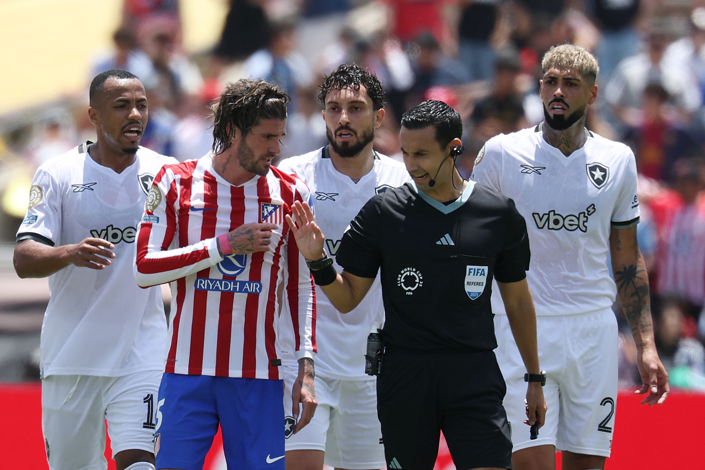 El VAR vuelve a perjudicar al Atlético: anula un penalti claro para ...