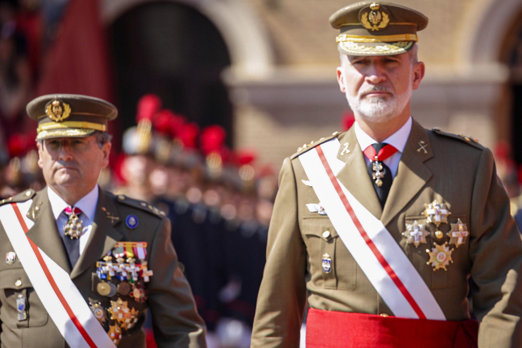 Ejército de Tierra: El Rey entrega sus despachos a 489 nuevos oficiales ...