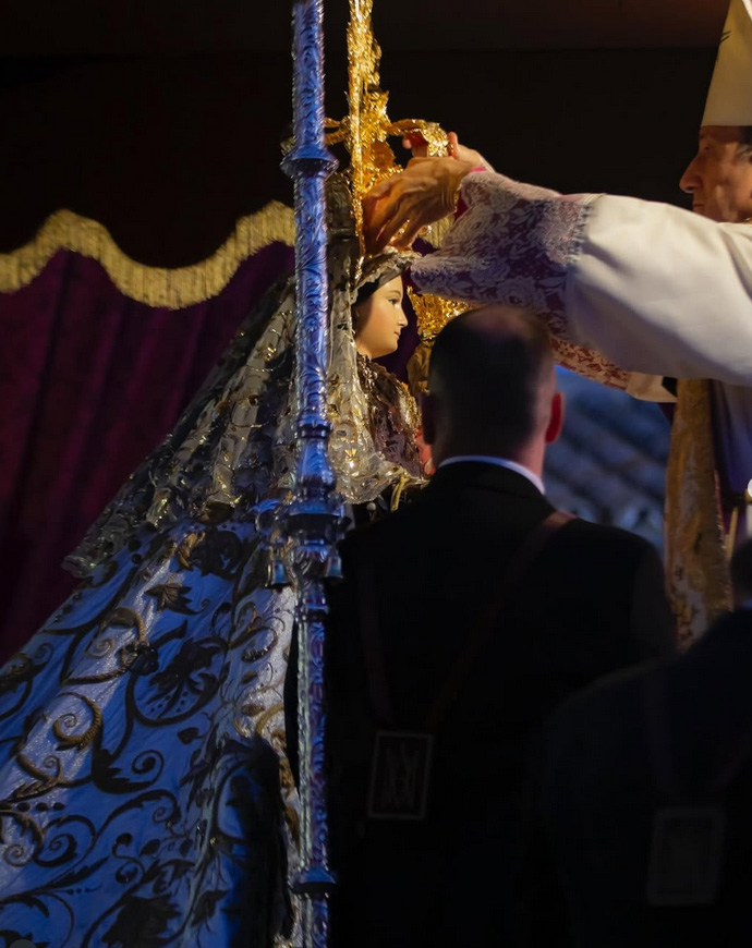 El obispo corona canónicamente a la Virgen del Carmen de Palenciana